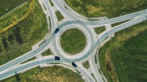 Rondo turbinowe – jak po nim jeździć? Przede wszystkim patrz na znaki! Poznaj zasady ruchu na ...